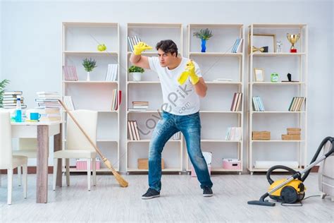 집안일 그림을 하는 남자 사진 무료 다운로드 Lovepik