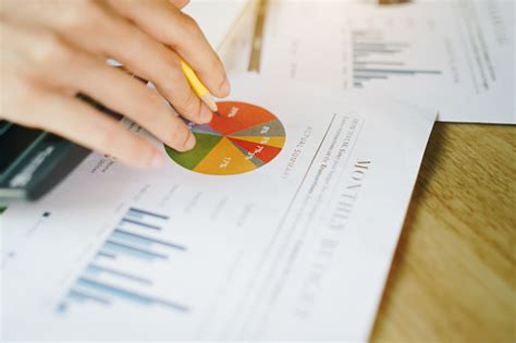 나무 테이블에 데이터 재무 보고서를 분석 하는 비즈니스 여성 개념에 대한 스톡 사진 및 기타 이미지 개념 경제 계산기 Istock