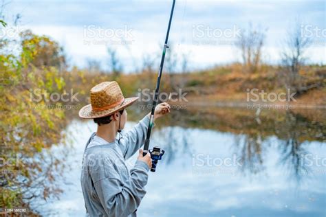 영 모자 호수 근처에 앉아 있는 남자를 세트를 설치 하 고 낚 싯 대 F 조정 강에 대한 스톡 사진 및 기타 이미지 강 기대 낚싯줄 Istock