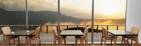 레스토랑 이나 커피 숍 밖의 풍경은 아침에 안개가 자욱한 산과 햇빛입니다 흰 커피 머그잔 대리석 테이블 상단은 나무 의자로 장식 마루로 덮여 바닥3d렌더링 커피숍에 대한