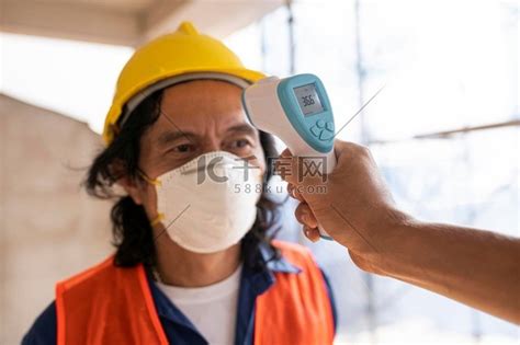 测量员工体温高清摄影大图 千库网