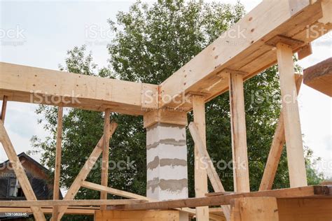 건설 중인 시골 집의 내부 벽이 나무 양식으로 가스 콘크리트 블록으로 지어진 사이트 가벼운에 대한 스톡 사진 및 기타 이미지