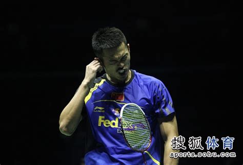 组图：林丹跳起扣杀犀利无比 拼命救球摔倒在地 搜狐体育