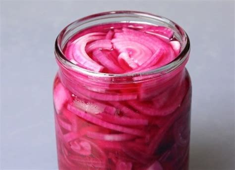 როგორ მოვამზადოთ ხახვის მწნილი ცხელი მარინადით