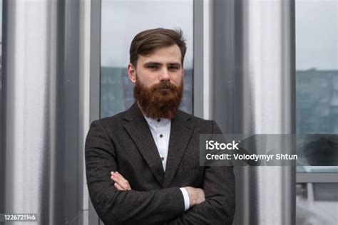 금융 지구 야외에서 사무실 건물 위에 재킷을 입고 잘 생긴 사업가의 초상화 젊은 수염 사업가 야외 정장 옷을 입고 성공적인 기업가 개념에 대한 스톡 사진 및 기타 이미지