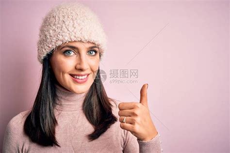 站着开心地笑着做ok手势高清图片下载 正版图片504378263 摄图网