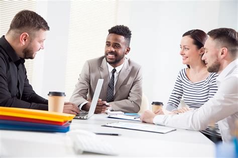 사무실 책상 주위에 앉아 프로젝트에 대해 논의하는 비즈니스 사람들의 그룹 글로벌 비즈니스에 대한 스톡 사진 및 기타 이미지 글로벌 비즈니스 글로벌 커뮤니케이션 금융