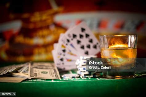 도박 행운 게임 및 엔터테인먼트 개념테이블에 카지노 칩과 위스키 유리의 클로즈업 0명에 대한 스톡 사진 및 기타 이미지 0명 거리 도박 Istock