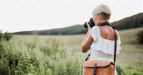 가죽 가방과 카메라를 들고 사진을 찍는 여성 사진작가의 뒷모습 공간을 복사합니다 사진 Unsplash의 소녀 사진 작가 이미지
