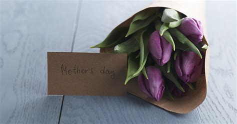 보라색 튤립 꽃다발이 있는 파란색 테이블에 있는 어머니의 날 인사말 카드 어버이날에 대한 스톡 사진 및 기타 이미지 어버이날 4k해상도 갈색 Istock