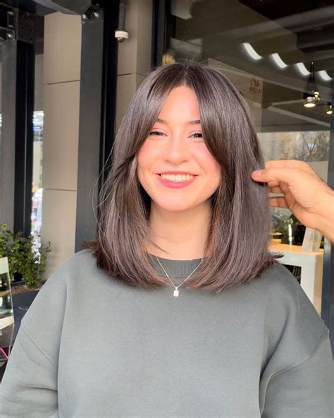 Челка шторка 2023 длинная с каре на средние волосы на две стороны до подбородка кому и