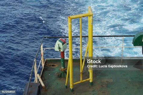 윈치 작업자 또는 승무원을 로프 또는 라인 파손으로 인한 부상으로부터 보호하기 위해 노란색 구조 뒤에 있는 선박 애프터데크 계류 윈치의 제어 스테이션 0명에 대한 스톡 사진