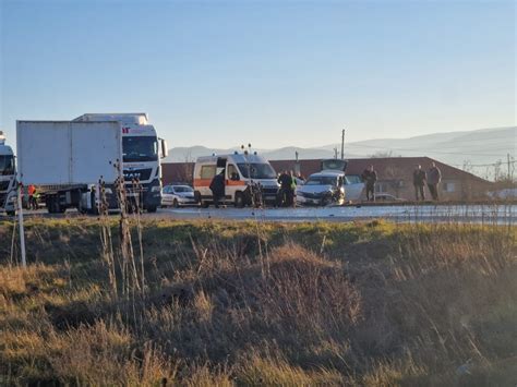 Извънредно ТИР и кола се удариха на Е 79 между Мездра и Ботевград движението е спряно снимки