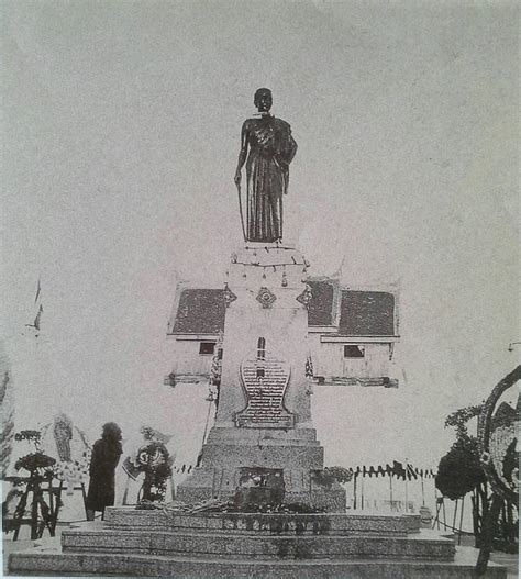 โคราชในอดีต อนุสาวรีย์ท้าวสุรนารี ย่าโม บนฐานอนุสาวรีย์เดิม โคราชในอดีต ก่อนปี พ ศ 2500 ภาพ