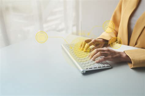 사업의 재정 및 매출 관리 매출 및 목표 홀로그램 표시 성장을 위한 매출 계획 매출 관리 수익 창출을 위한 사업 운영 전략 수립 Brand Name Smart Phone에