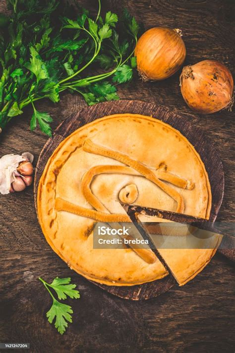 스페인 엠파나다 양파가 들어간 전통 고기 파이 스페인 요리 가득 찬에 대한 스톡 사진 및 기타 이미지 가득 찬 갈색 고기 Istock