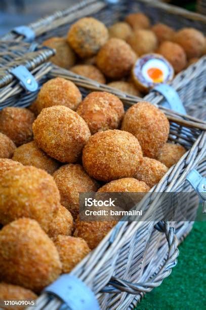 영국의 전통 길거리 음식 빵 부스러기로 스코틀랜드 계란을 박제 0명에 대한 스톡 사진 및 기타 이미지 0명 Central