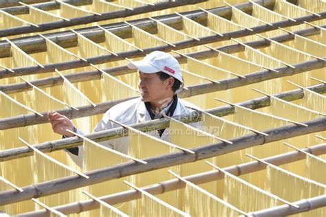 重庆酉阳传统手工面晾晒忙 人民图片网