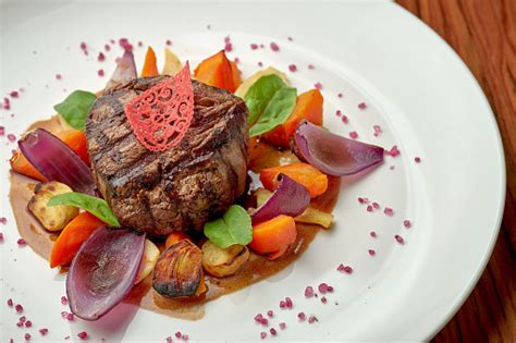 나무 배경에 흰색 접시에 구운 양파와 야채와 쇠고기 필레 미뇽 0명에 대한 스톡 사진 및 기타 이미지 0명 고기 구이 Istock