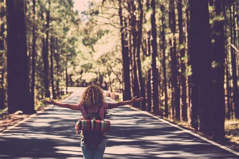 영원 하 고 성공의 인생 개념은 외로운 여자 곱슬 머리와 숲에서 긴 도로의 중간에 열린 팔과 배낭방 풍 및 여행 스타일의 사람들 여행 개념에 대한 스톡 사진 및 기타 이미지