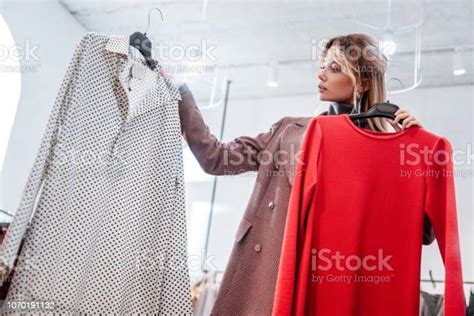 세련 된 사업가 드레스 쇼핑 하는 동안 두 명의 옷걸이 잡고 고객에 대한 스톡 사진 및 기타 이미지 고객 기업가 긴 머리 Istock