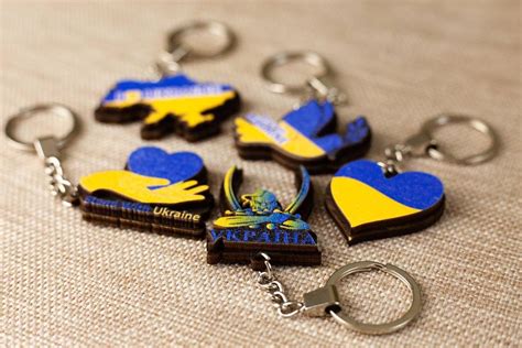 Брелоки кольорові Рука з серцем купити в Україні • Puzzleok