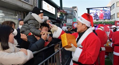 전남 담양 산타축제 화려한 거리 퍼레이드와 함께 개막 위키트리