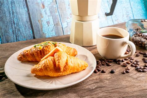 오래된 나무 테이블에 흰색 접시 커피 콩 커피 주전자를 크루아상소프트 포커스 갈색에 대한 스톡 사진 및 기타 이미지 갈색 건강한 생활방식 그릇 Istock