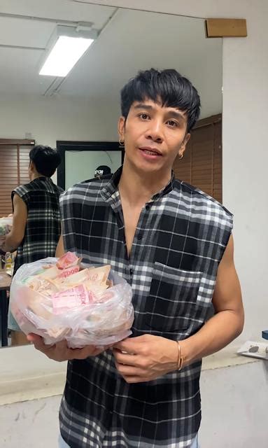 Photo Gallery “ก้อง ห้วยไร่” ถอดกางเกงกลางเวทีแลกเงินห้าหมื่น แต่งานนี้