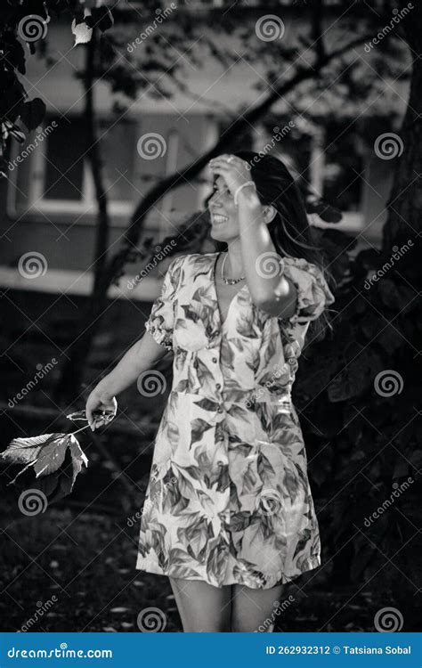 Mujer Alegre En Un Vestido Corto Con Nagas Desnudas En La Naturaleza Foto Blanco Negro Foto De