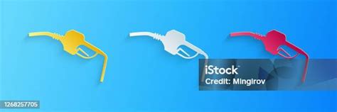 파란색 배경에 격리 된 용지 컷 가솔린 펌프 노즐 아이콘 연료 펌프 주유소 서비스 표지판을 급유합니다 주유소 아이콘입니다 종이 아트 스타일 벡터 기체 물리 구조에 대한 스톡