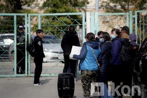 ФОТО Нүүрсний хулгайч нарт хатуу хариуцлага тооцохыг шаардаж иргэд шүүхийн гадна жагсаж байна