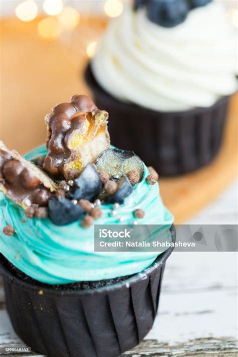 초콜릿 크림과 과자를 곁들인 컵케이크 나 머핀 케이크 축하 맛있는 디저트 클로즈업 0명에 대한 스톡 사진 및 기타 이미지 0