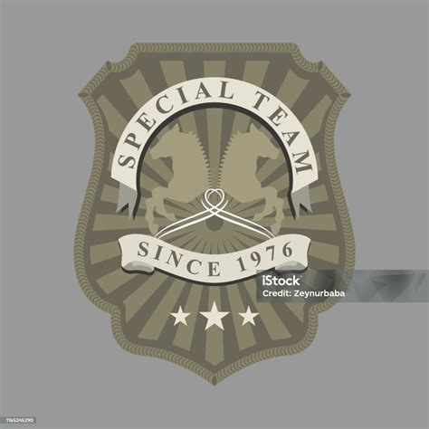 방패와 달리는 말 머리와 고전적인 전령 로얄 엠블럼 배지 벡터 그림입니다 경찰관에 대한 스톡 벡터 아트 및 기타 이미지 경찰관 경찰 배지 고전 양식 Istock