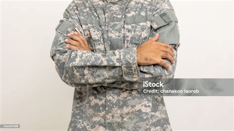 아시아 남자 특수 부대 군인은 현장 임무에서 팔짱을 끼고 서 있습니다 사령관 육군 군인 흰색 배경에 서 있는 제복을 입은 국가의 군사 수비수 30 39세에 대한 스톡 사진