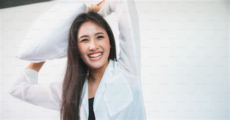 젊은 아름 다운 여자는 행복 하 고 미소 개념 쾌활 한 귀여운 여성 소녀 모델 매력적인 사람들과 함께 행복 한 사람 얼굴에 예쁜 초상화 패션 라이프 스타일 사진