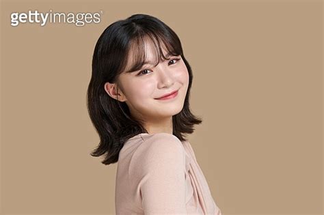 대한민국 한국 여성 뷰티 가을 계절 색조화장 화장품 미녀 아름다운사람 귀여움 물체묘사 이미지 Jv13107436 게티이미지뱅크