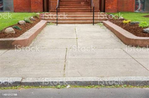 보도는 보행자 이동 도시 생활 및 지역 사회를 상징합니다 그것은 걷기 사회적 상호 작용 및 도시 경관 내에서 사람들의 통합을 위한 안전한 공간을 나타냅니다 0명에 대한 스톡