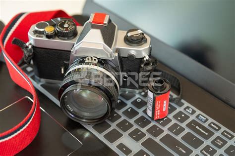 필름 카메라와 필름 컴퓨터 취미 모모 사진 카메라 렌즈 장비 기술 필름 오래된 35mm 필름카메라 레트로스타일 사진장비 필름릴 사람없음 사진기