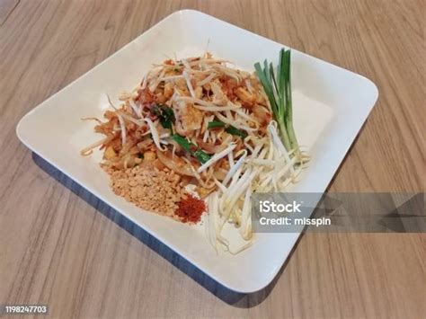 Mie Makanan Thailand Pad Thai Aduk Mie Goreng Dengan Gaya Thailand Foto