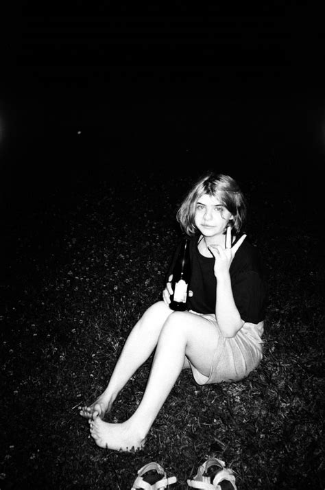 Девушка в траве референс Трава