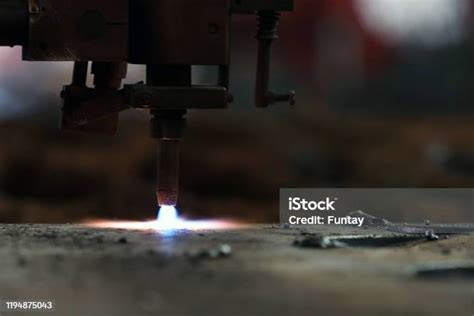 금속 재료와 플라즈마 커터 기계 사이의 플라즈마 화재보기 플라즈마 절단 토치는 일반적으로 구리 노즐을 사용하여 아크가 흐르는 가스 스트림을 수축시됩니다 0명에 대한 스톡