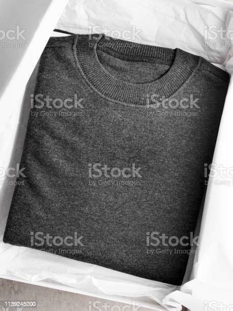 접힌 스웨트 선물 상자 열려있는 상자 가득 차 있는 상자를 가진 백색 열려있는 상자 운동복에 대한 스톡 사진 및 기타 이미지 운동복 선물 짐 풀기 Istock