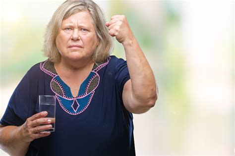 수석 플러스 크기 백인 여자 마시는 물 격리 된 배경 짜증된의 유리와 미친과 제기 손으로 소리 분노와 좌절 외치고 분노 개념 감정에 대한 스톡 사진 및 기타 이미지 Istock