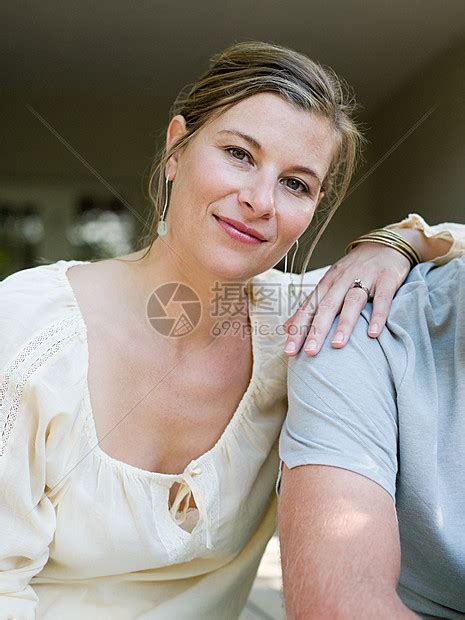 手放在男人肩上的女人肖像高清图片下载 正版图片501508532 摄图网