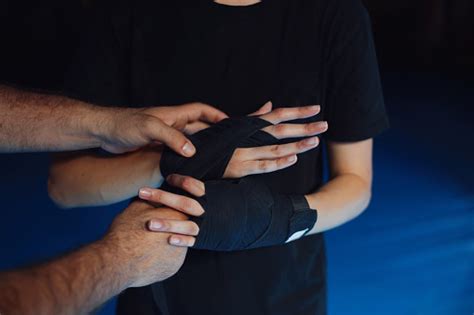 권투 훈련 전에 접착제 붕대를 손에 적용하는 인식 할 수없는 여성 복서 25 29세에 대한 스톡 사진 및 기타 이미지 25 29세 2명 45 49세 Istock