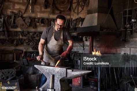 철강 철 및 유지 보수 건설을위한 작업장에서 대장장이와 함께 금속 제조 및 산업 단조 모루 및 망치 도구로 작업하는 용접 엔지니어링 및 전문가 핸디맨 남아프리카공화국에 대한