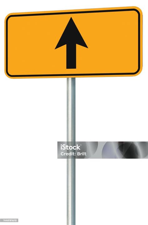 우회 경로 도로 표지판 노란색 고립 된 길가 교통 표지판 이 방법 만 방향 포인터 검은 화살표 프레임 회색 극 포스트 큰 상세한 수직 근접 촬영을 직진하십시오 교통 신호