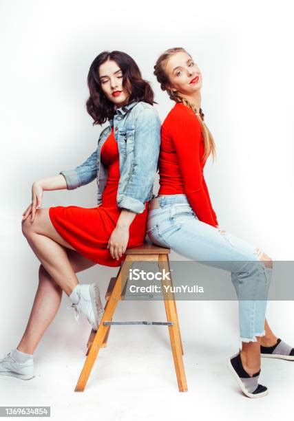 가장 친한 친구 십대 소녀 함께 재미 흰색 배경에 감정을 포즈 행복 미소 라이프 스타일 사람들 개념 2명에 대한 스톡 사진 및