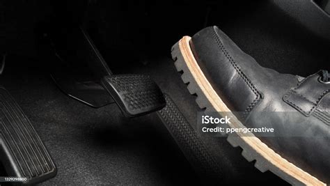 남자 발과 가속기 및 브레이크 페달은 자동차 또는 차량 내부의 브레이크 페달과 검은 색 가죽 신발이 속도 향상 또는 자동차 페이스 파워를 제어하기 위해 그것을 밟은 공간을